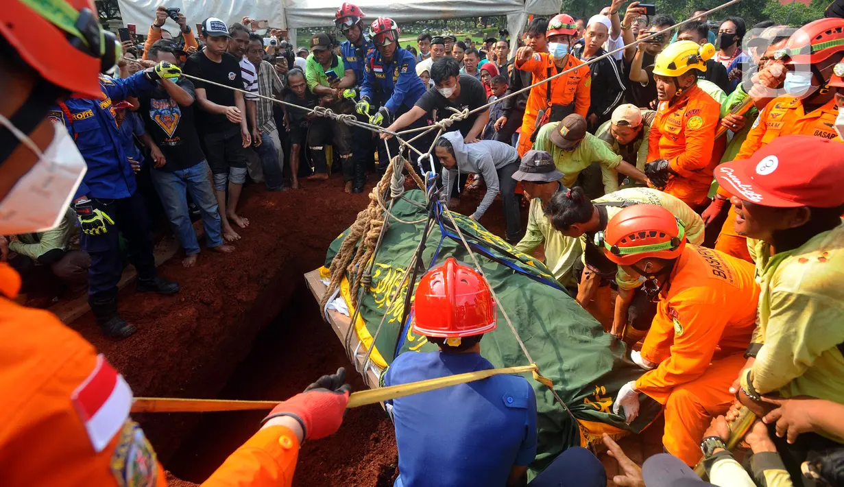 Prosesi Pemakaman Fajri, Pria Obesitas Berbobot 300 Kilogram di TPU ...