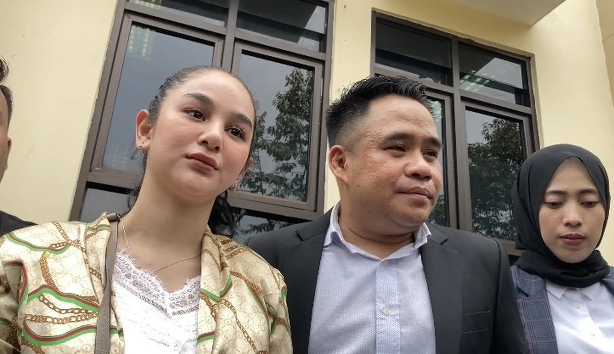 Menyesal Nikah Muda, Potret Hana Hanifah Hadir di Sidang Perdana ...