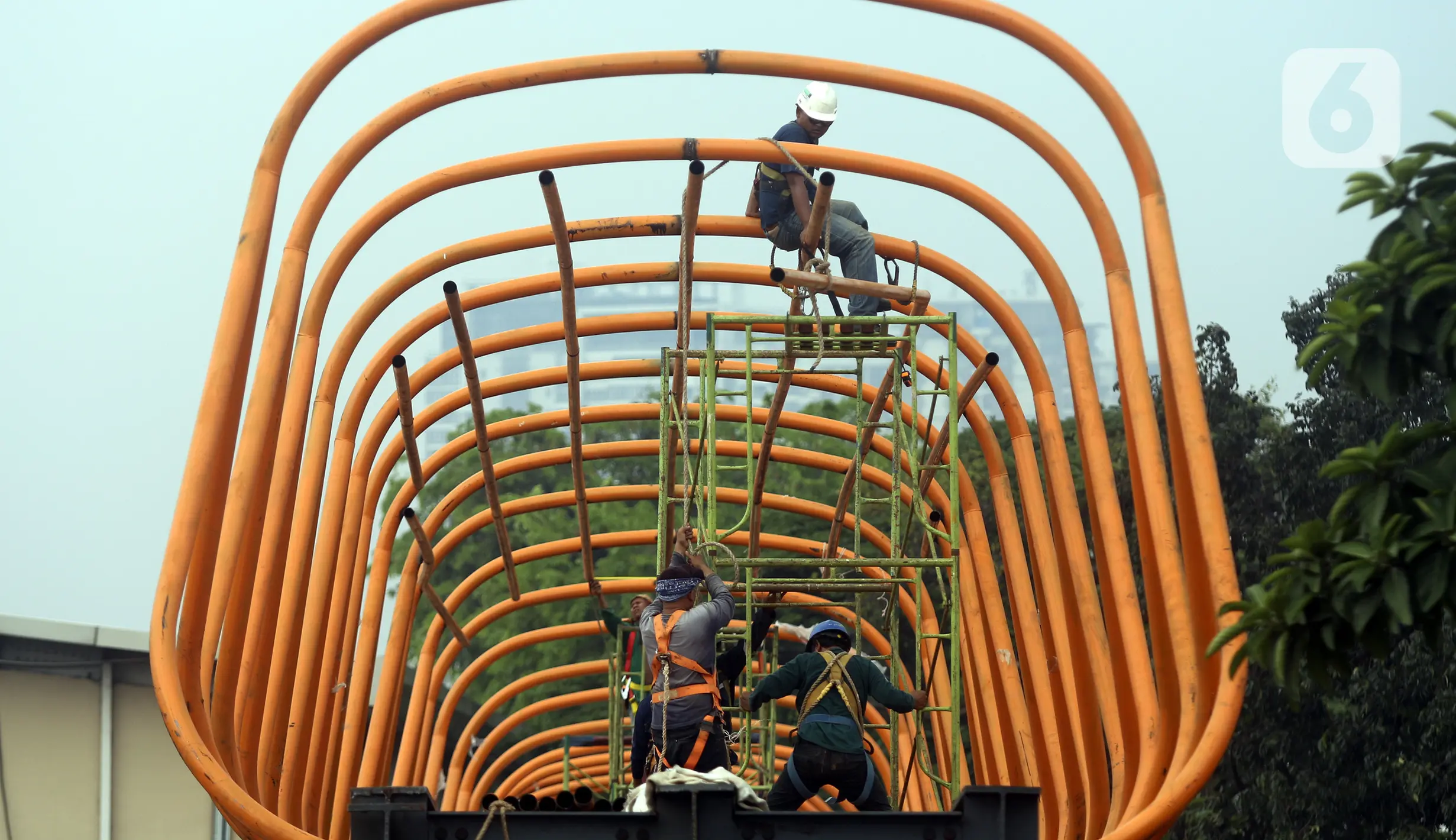 Melihat Pembangunan Sky Walk Kebayoran Lama - Foto Liputan6.com