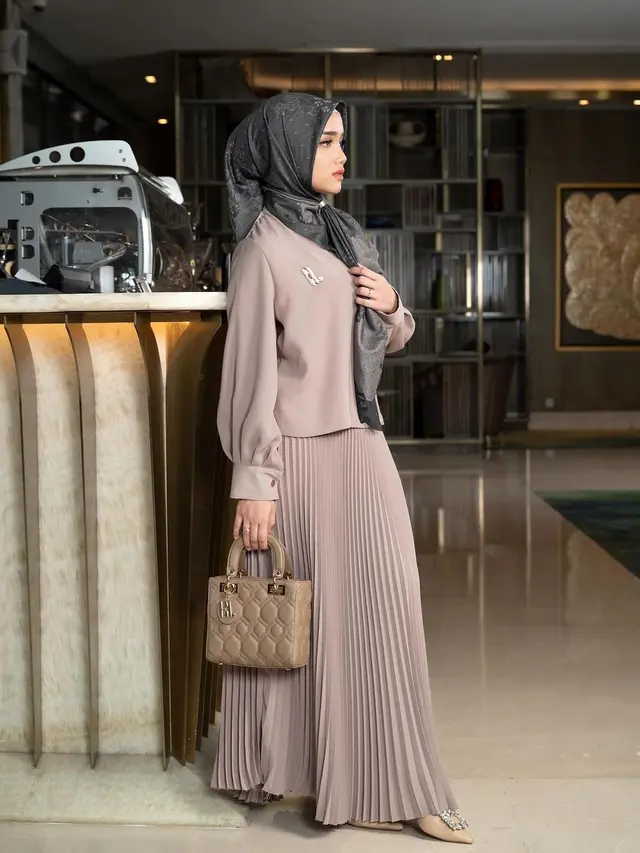 Padu Padan Rok Plisket Untuk Outfit Berhijab yang Cocok Untuk ...