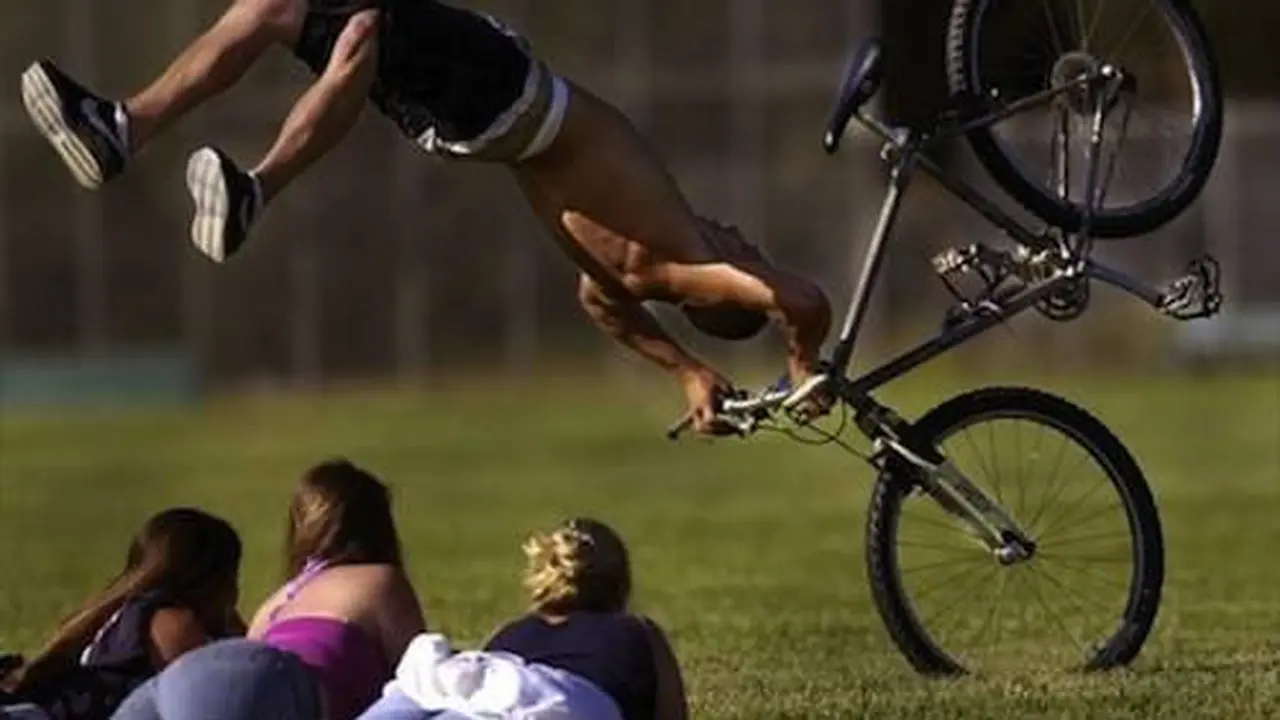 7 Potret Apes Orang Jatuh Saat Naik Sepeda Ini Nyesek Banget - Hot ...