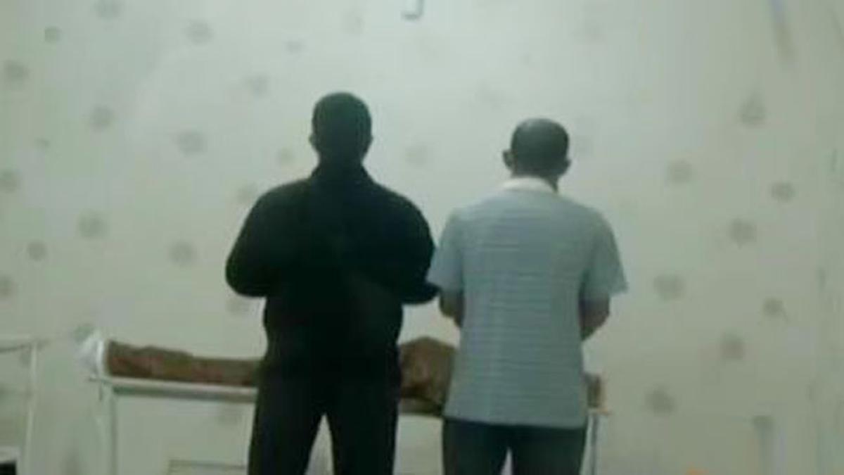 VIDEO: Jenazah Ade Badak Dibawa Pulang Keluarga - News Liputan6.com