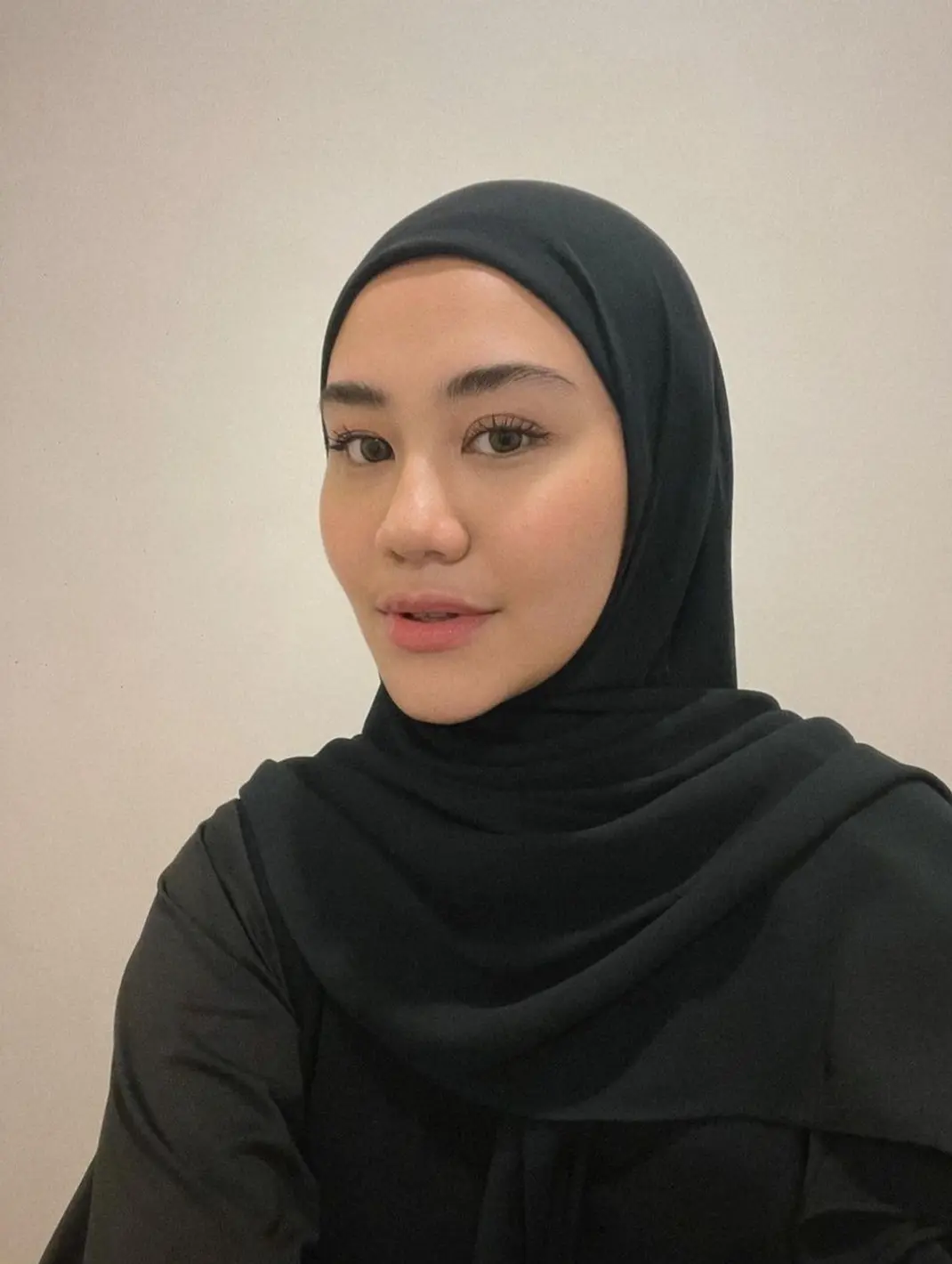 Ikut Kajian, Intip 6 Potret Aaliyah Massaid yang Makin Cantik Kenakan Hijab Hitam - Photo Fimela.com
