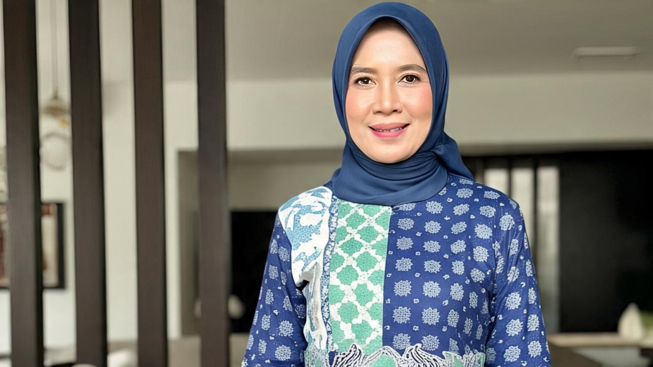 7 Model Baju Gamis Batik Kombinasi untuk Wanita Usia 50+, Bikin Awet ...