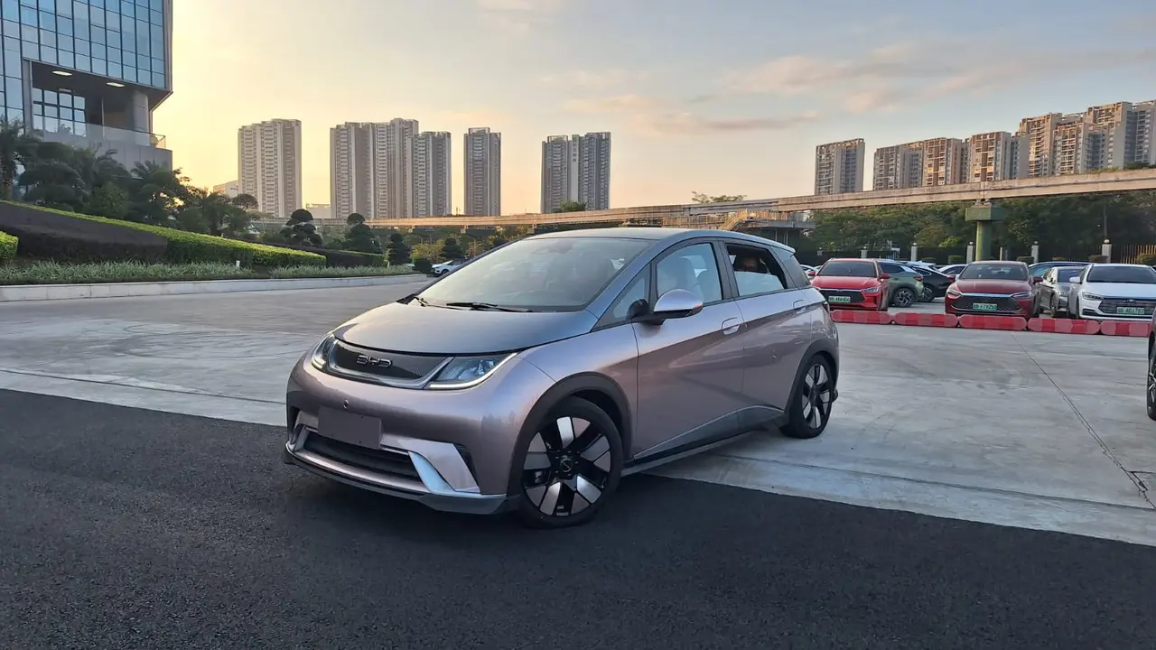 Perdana Menjajal BYD Dolphin di Negeri Asalnya, Sebelum Resmi Masuk ...