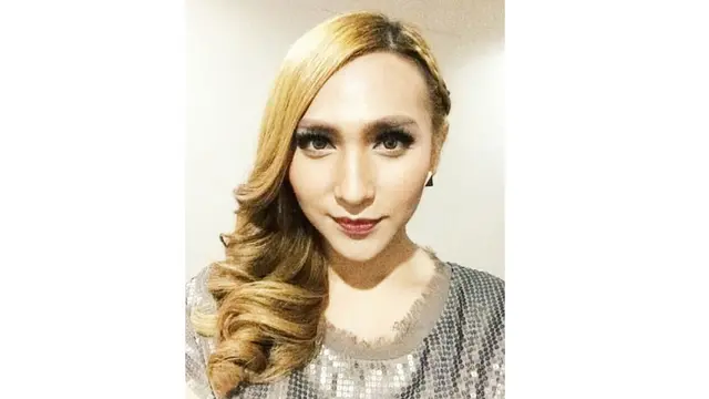 Dena Rachman Tampil Cantik Pakai Kebaya Kutu Baru - ShowBiz Liputan6.com