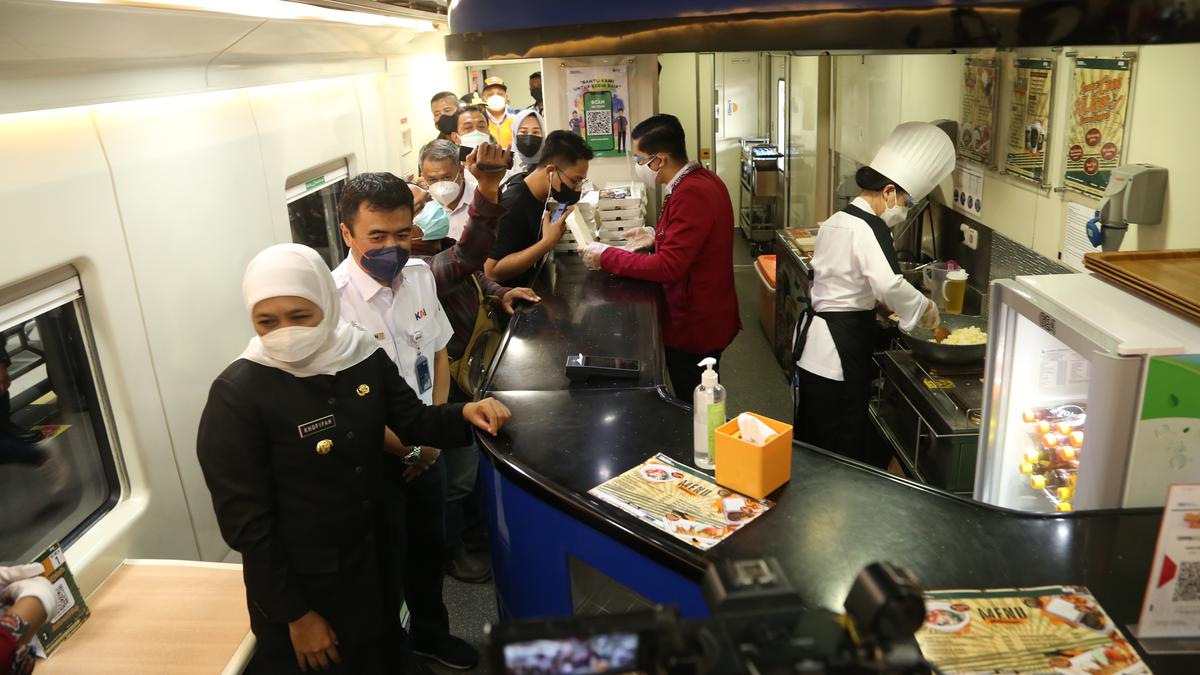 Wi Fi dan Live Cooking Kini Ada di Kereta Surabaya - Surabaya Liputan6.com