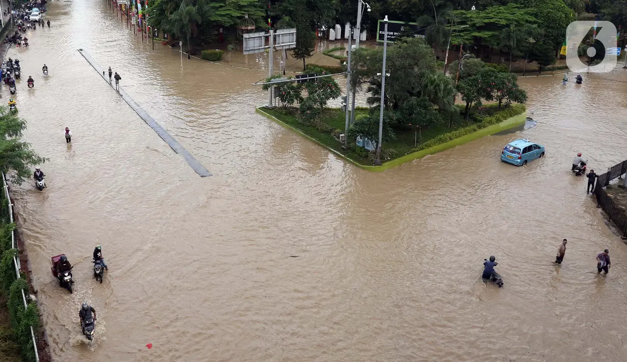 Banjir Bekasi, Sejumlah Ruas Jalan Lumpuh - Foto Liputan6.com