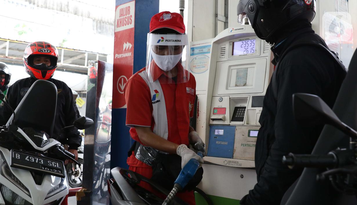 FOTO: Cegah Penyebaran Covid-19, Petugas SPBU di Depok Kenakan ...