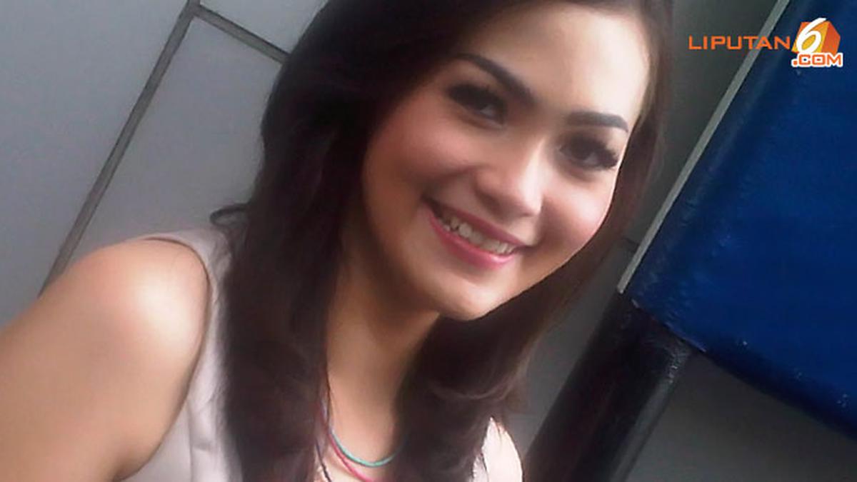 Persiapan Menikah, Christy Jusung Sebar 300 Undangan - ShowBiz Liputan6.com