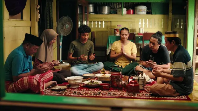 6 Fakta Film Komang 1 Juta Penonton, Aurora Ribero Syuting di Baubau Sulawesi Tenggara Disambut ...