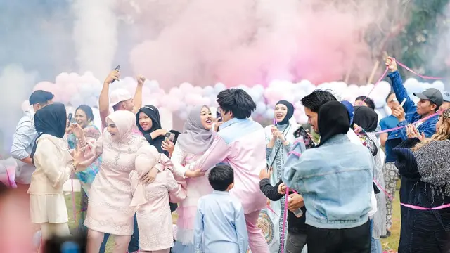 6 Potret Aurel Hermansyah dan Atta Halilintar Gelar Gender Reveal Anak Kedua, Diwarnai Kehebohan ...