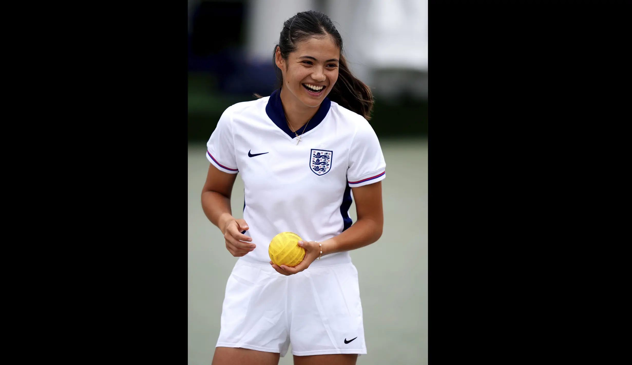 Foto: Potret Menawan Emma Raducanu saat Pakai Jersey Timnas Inggris di ...