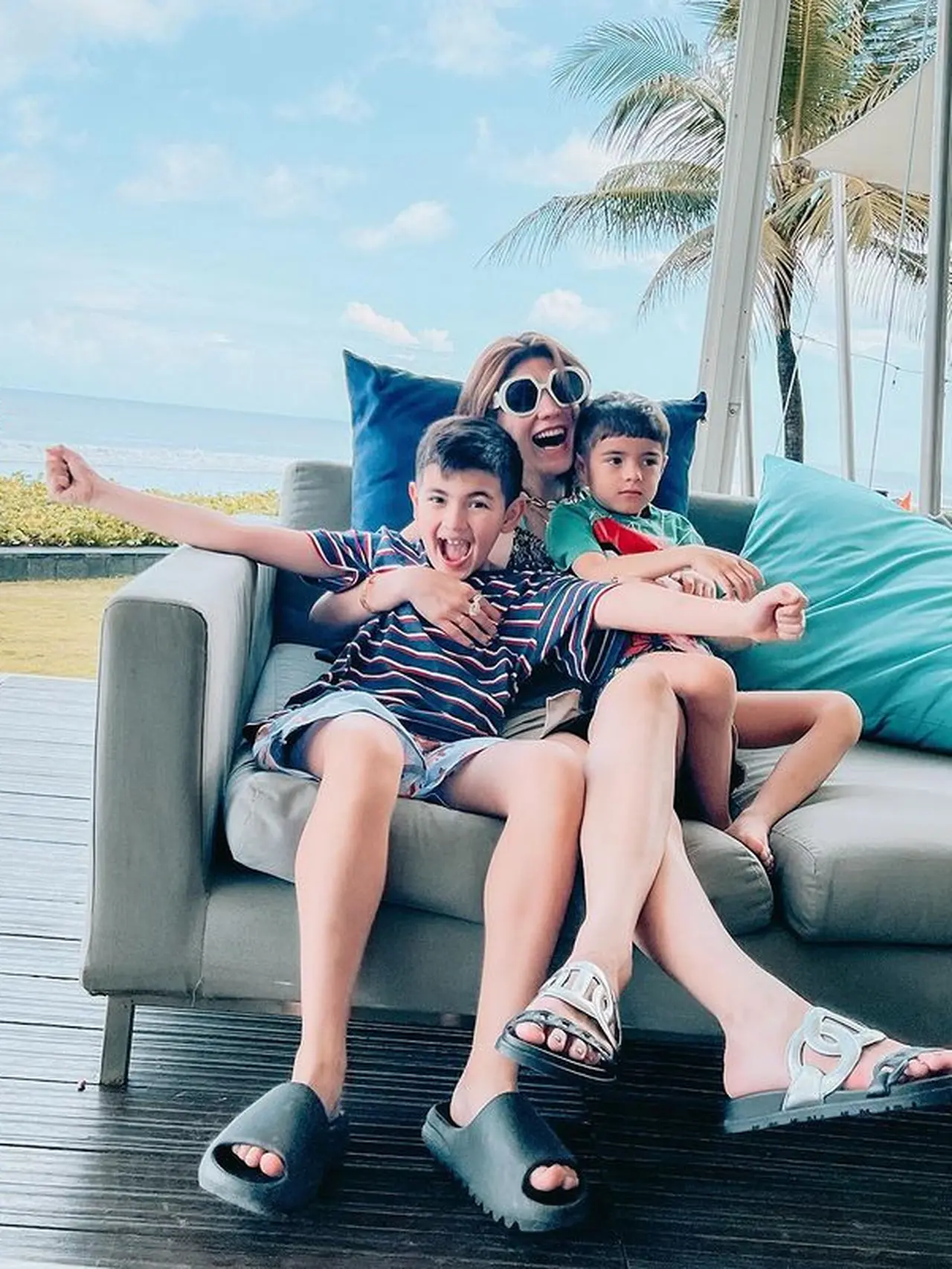 10 Potret Carissa Putri dan Dua Anaknya yang Super Ganteng, Netizen ...