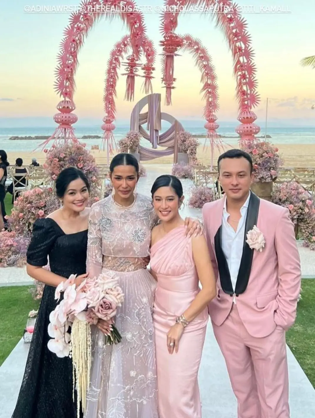 10 Potret Detail Busana Akad-Resepsi Adinia Wirasti yang Resmi Menikah ...