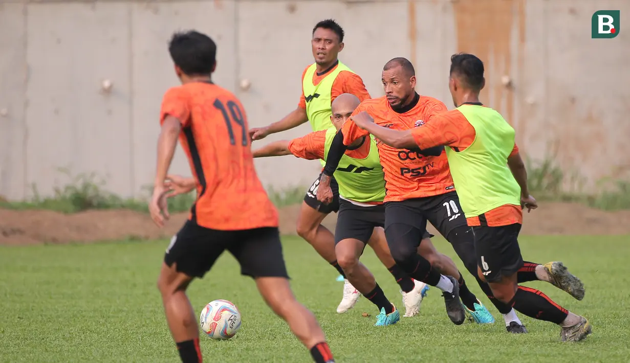 Foto: Gustavo Almeida Cetak Assist untuk Hanif Sjahbandi saat Latihan ...