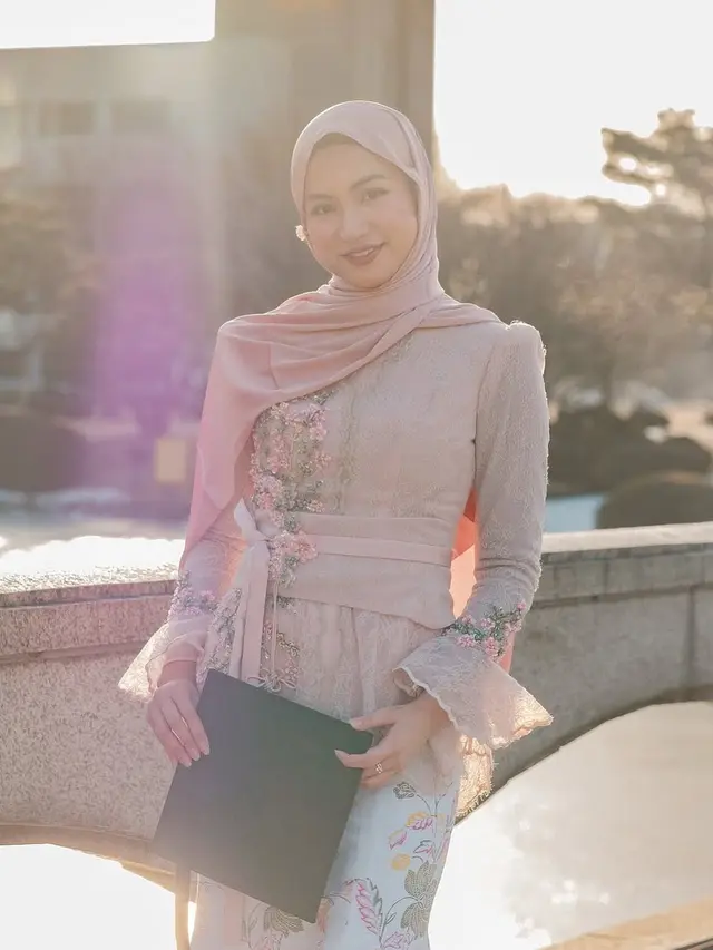 6 Potret Kebaya Wisuda Xaviera Putri, Diberi Sentuhan Bunga Indonesia ...