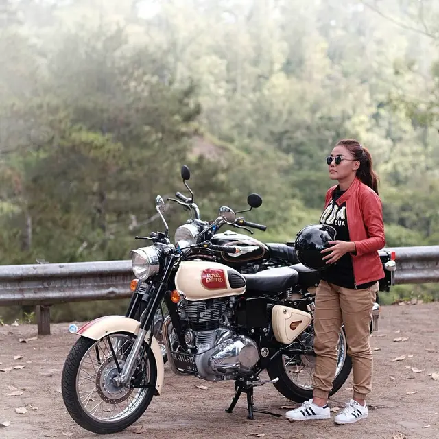 Biasa Tampil Feminin, Begini Gaya Garang 7 Seleb Cantik Saat Naik Moge ...