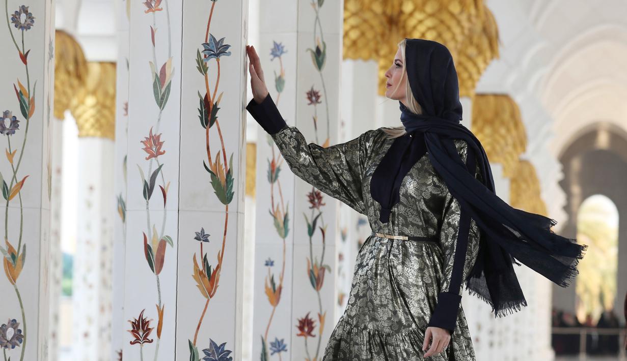 FOTO: Penampilan Ivanka Trump Sambangi Masjid Terbesar di UEA