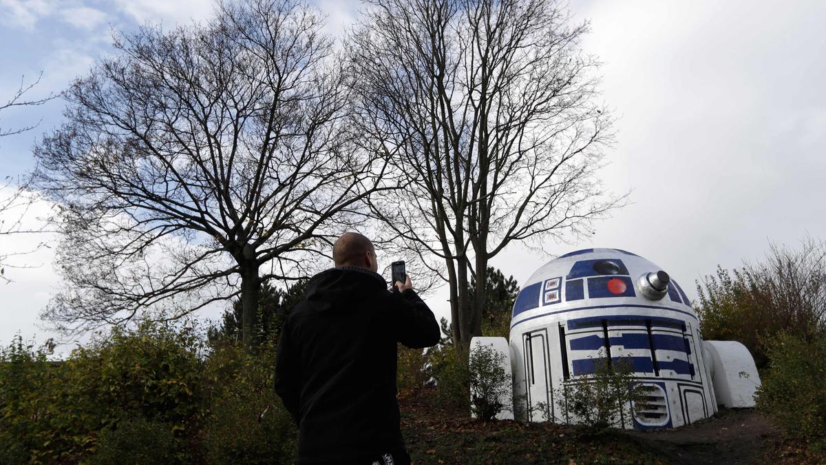 PHOTO: Bungker Mirip Robot Star Wars Gegerkan Warga Praha - Foto ...