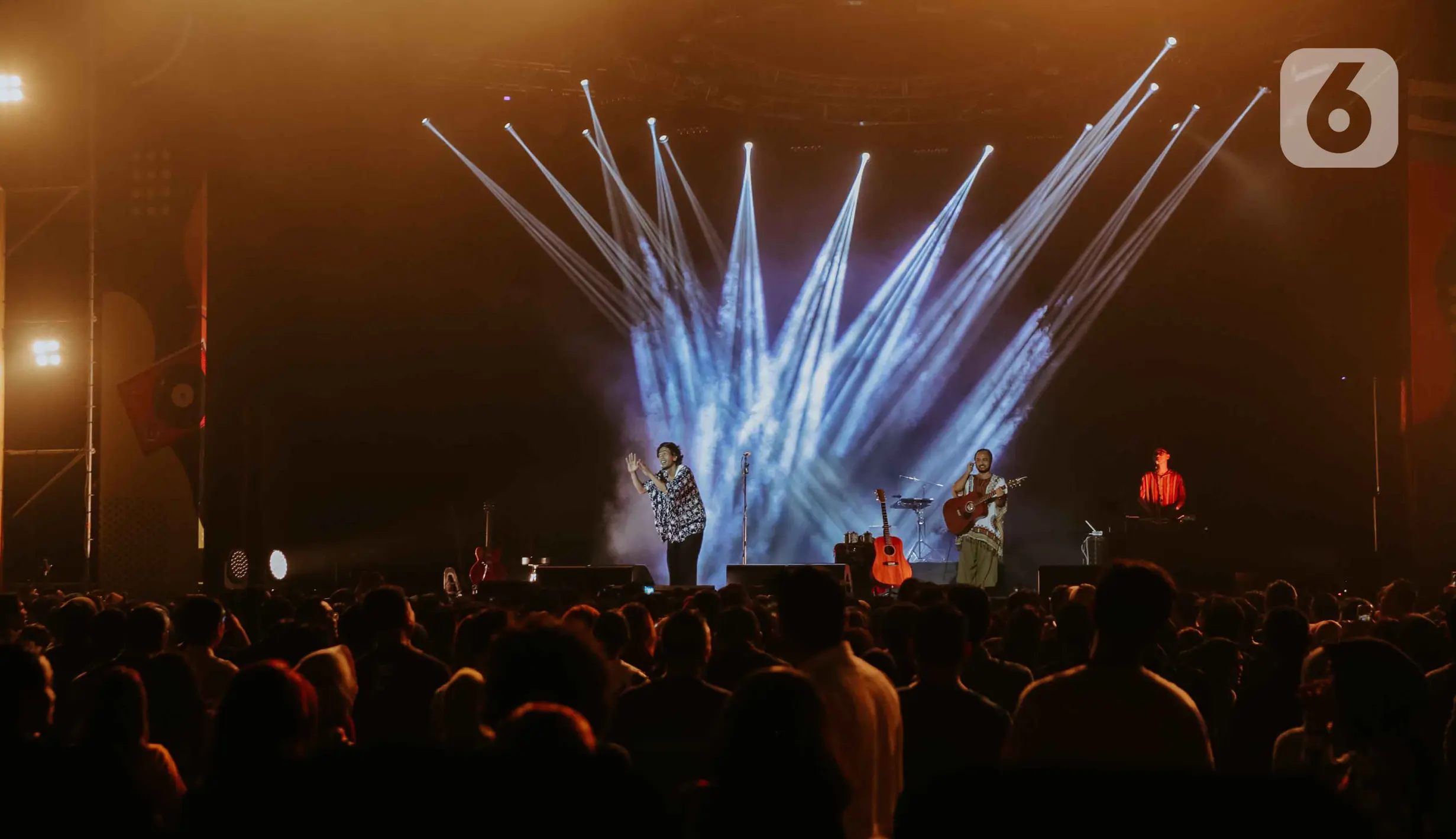 FOTO: Alunan Musik Fourtwnty Hangatkan Festival Tamagochill - Foto ...