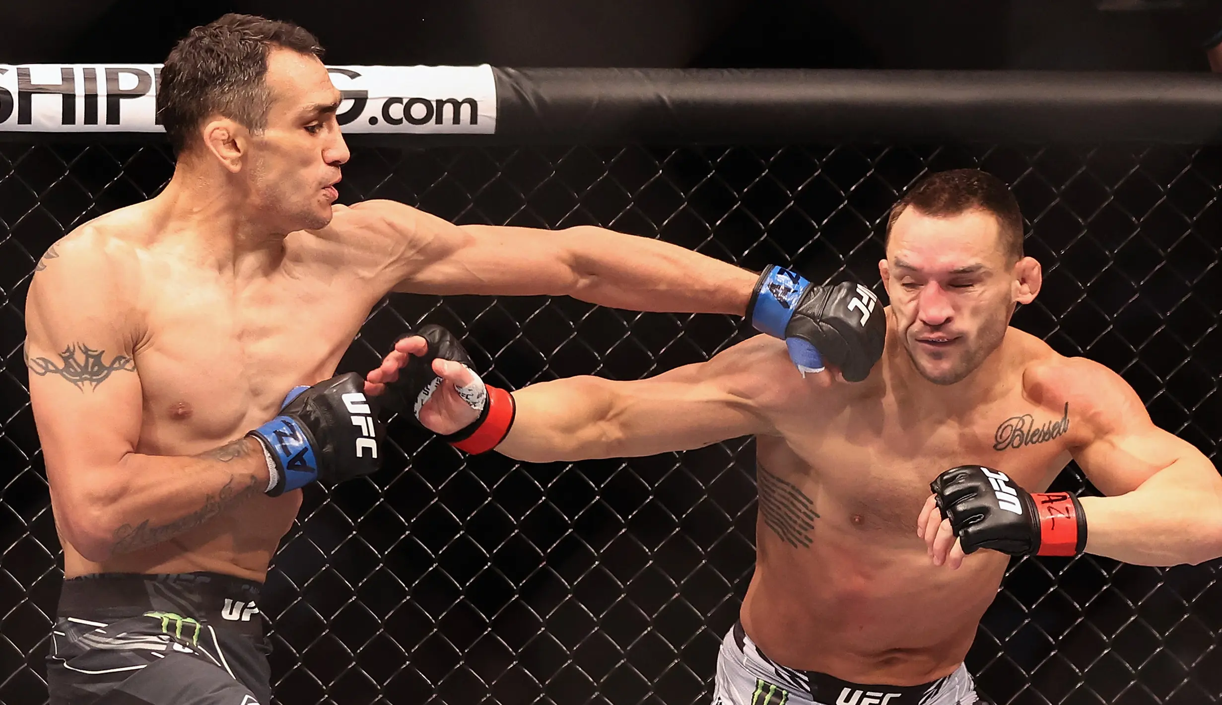 FOTO: Michael Chandler Menang KO Lawan Tony Ferguson di UFC 274 - Foto ...