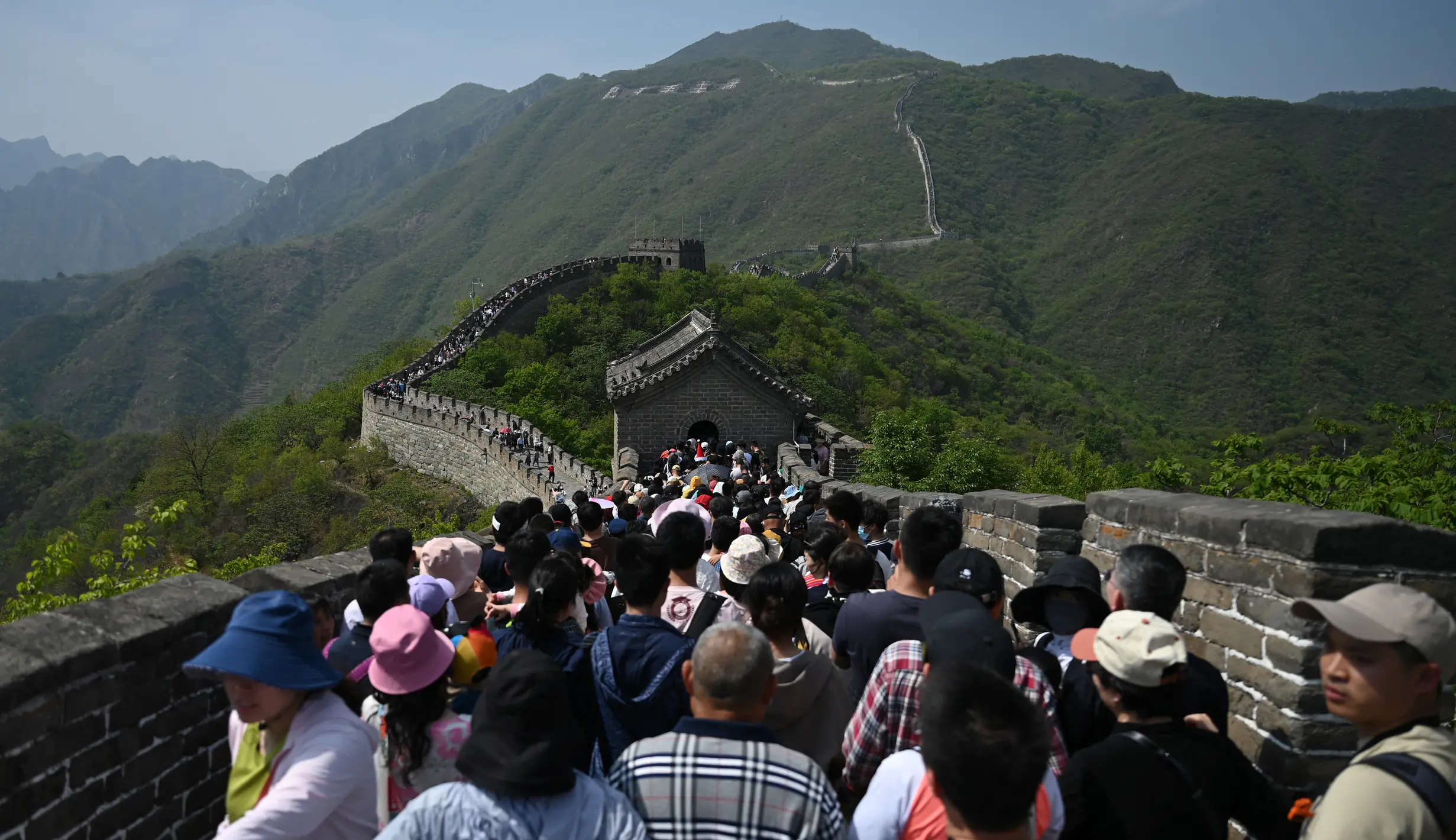 Libur Hari Buruh, Tembok Besar China Disesaki Ribuan Wisatawan - Foto ...