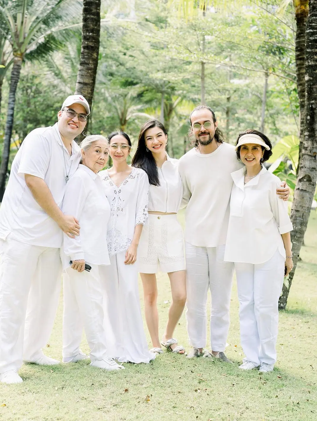 6 Potret Kompak Gaya Elegan Raline Shah Foto Keluarga Berlatar Alam ...