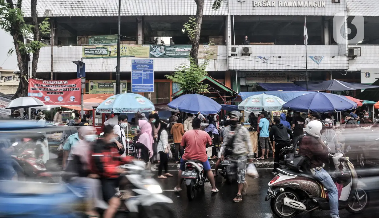 FOTO: Berburu Santapan Berbuka Puasa di Pasar Rawamangun - Foto Liputan6.com