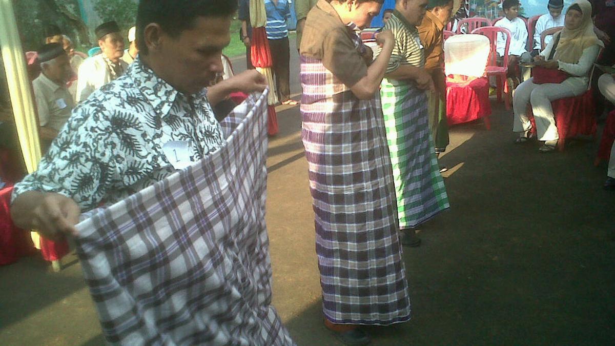 Ngabuburit, Tuna Netra di Bogor Ikut Lomba Pasang Sarung - Ramadan ...