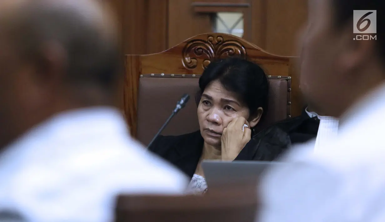 FOTO: Diselimuti Duka, Hakim Ad Hoc Merry Purba Tetap Jalani Persidangan - Foto Liputan6.com