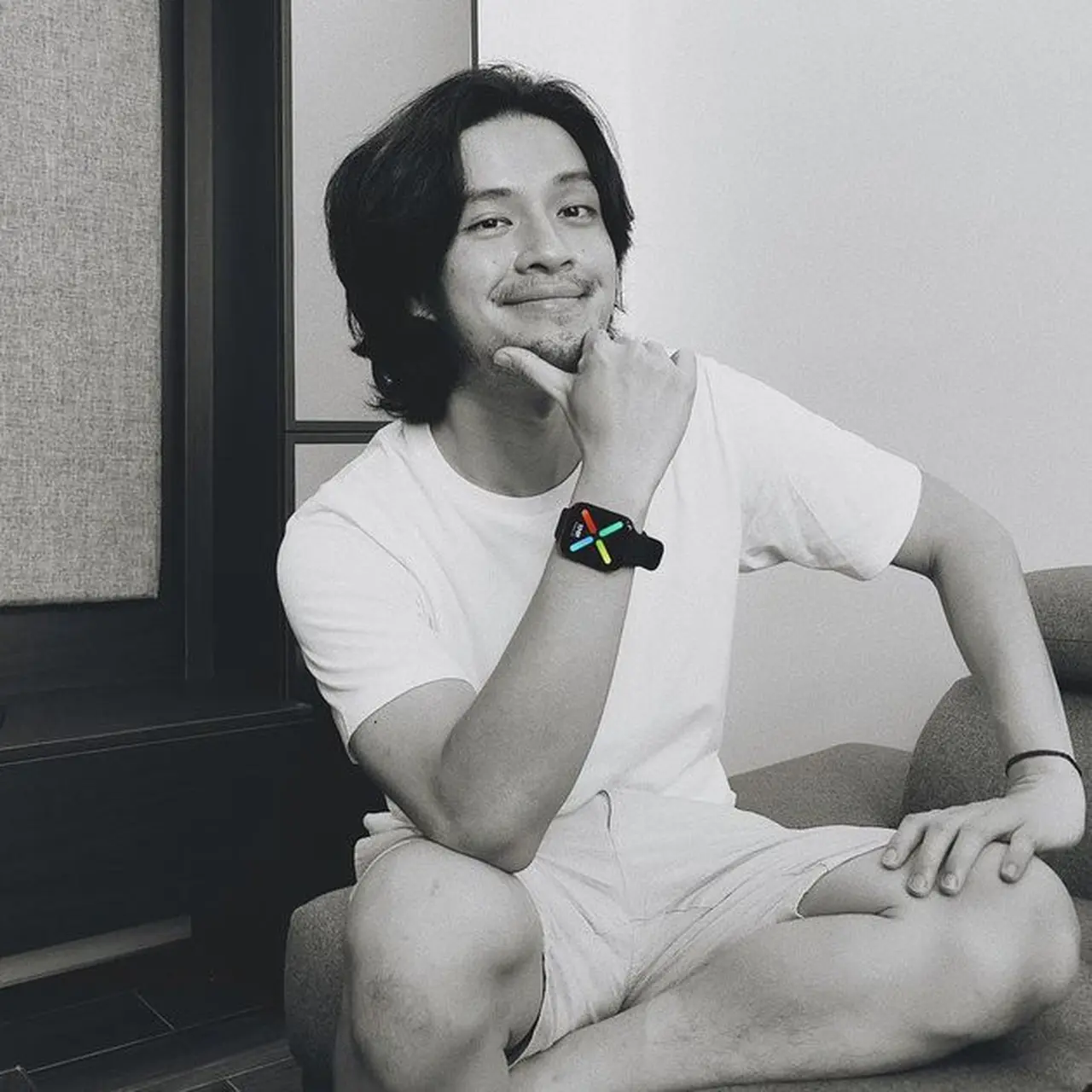 6 Potret Terbaru Morgan Oey dengan Rambut Gondrong dan Kumis Tebal ...