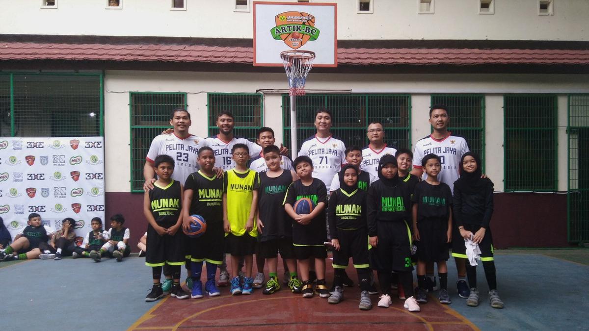 Fictor Roring dan Pemain Timnas Basket Berbagi Ilmu dengan Anak SD ...