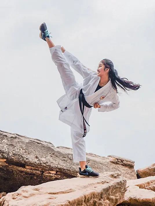 Potret Claresta Taufan Lakukan Tendangan ke Udara, Tampil Garang - Foto ...