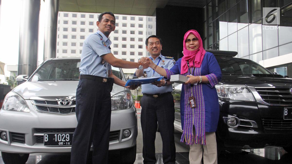 FOTO: Penyerahan Dua Unit Mobil Sitaan KPK ke Rupbasan Jakarta Utara - Foto Liputan6.com