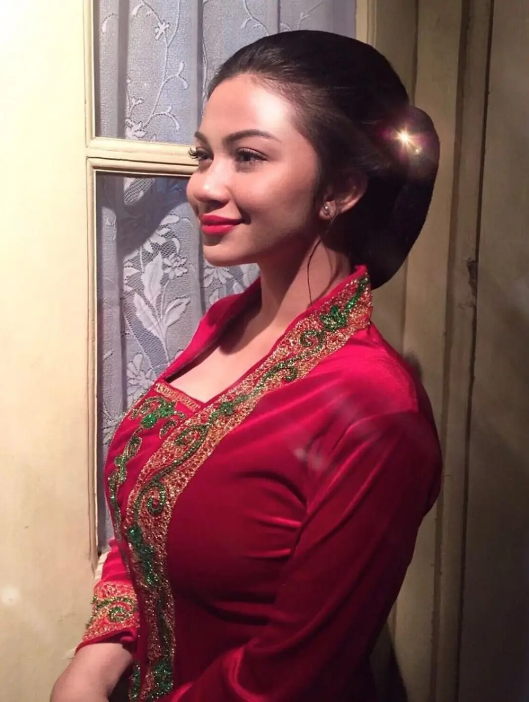 7 Potret Cantik Ariel Tatum Saat Kenakan Makeup Tebal - Photo Fimela.com