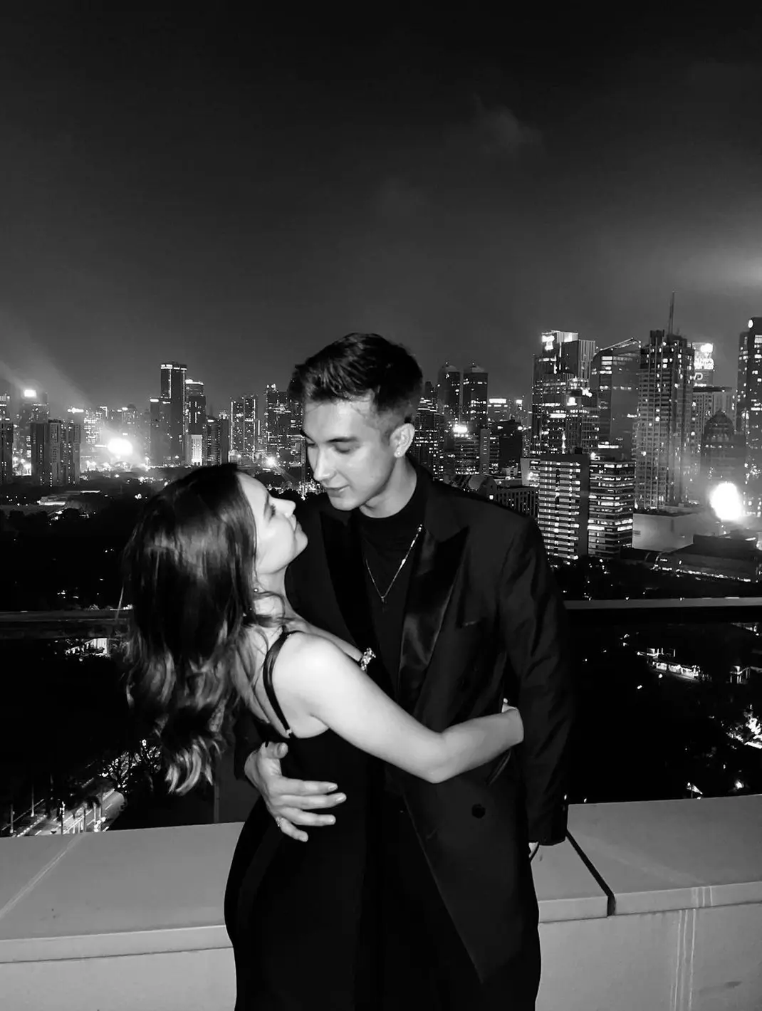 6 Potret Gaya Serasi Sandrinna Michelle dan Junior Roberts yang Kini Go ...