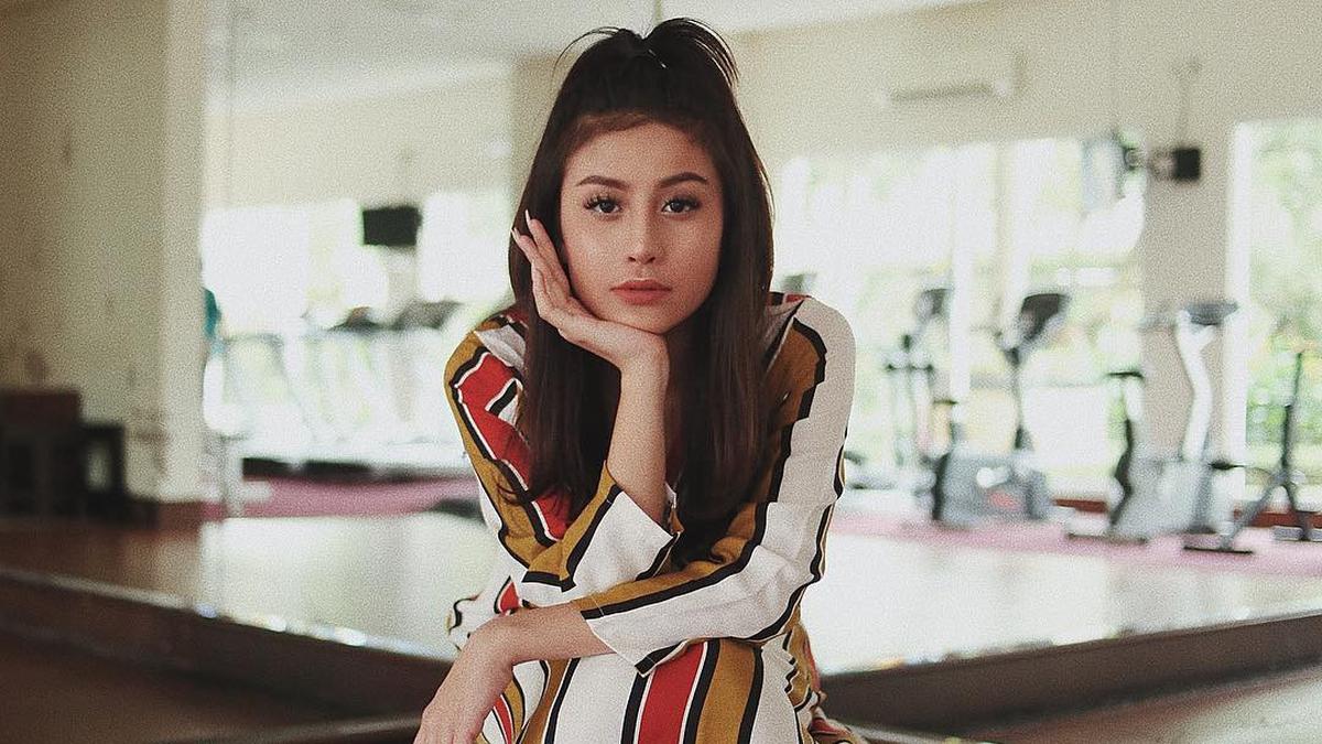 OOTD Awkarin Pakai Knit Thigh Boots ini Bikin Menarik Perhatian