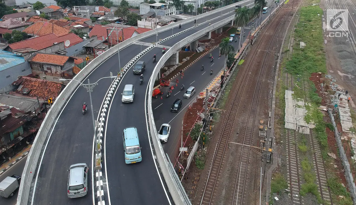 FOTO: Dibuka untuk Umum, Begini Suasana Uji Coba Flyover Cipinang Lontar - Foto Liputan6.com