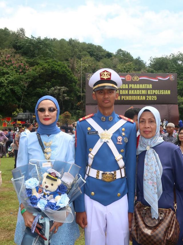 6 Potret Kebaya Brokat Ade Maya di Wisuda Dhofin, Anggun Dampingi Sang ...