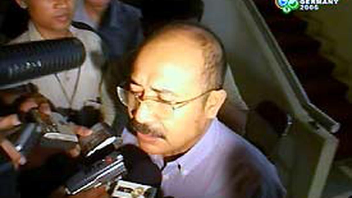 Ramlan Surbakti Menandatangani BAP Nazaruddin - News Liputan6.com