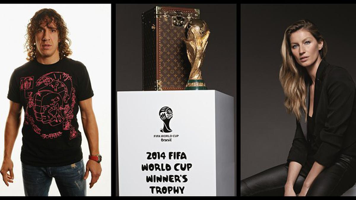 Puyol dan Model Cantik Bawa Trofi Piala Dunia ke Final - Bola Liputan6.com