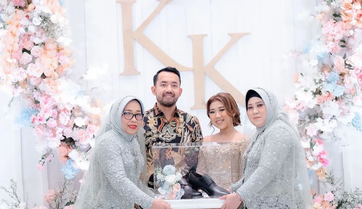 Kiky Saputri Bakal Menjadi Anak Bungsu di Keluarga Khairi, Panjatkan Doa untuk Orangtua - Foto ...