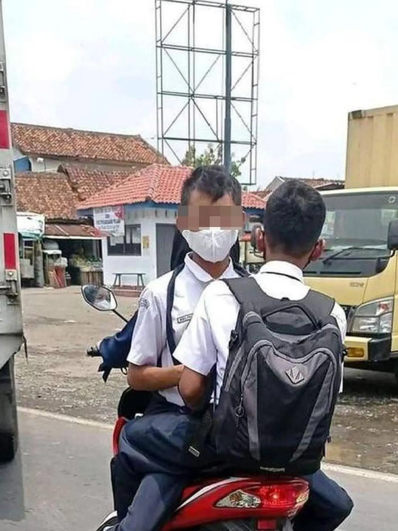 7 Potret Kocak Orang Saat Boncengan Motor Ini Posenya Nyeleneh - Hot Liputan6.com