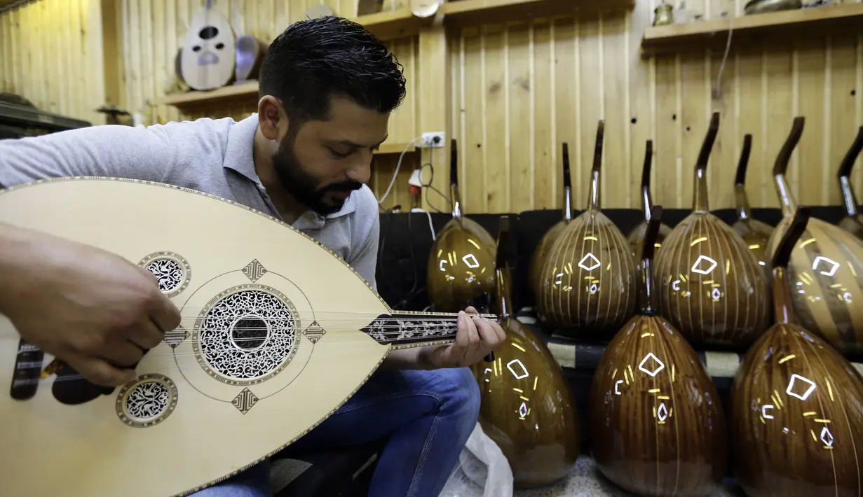 PHOTO: Melihat Proses Pembuatan Gitar Gambus di Suriah - Foto Liputan6.com