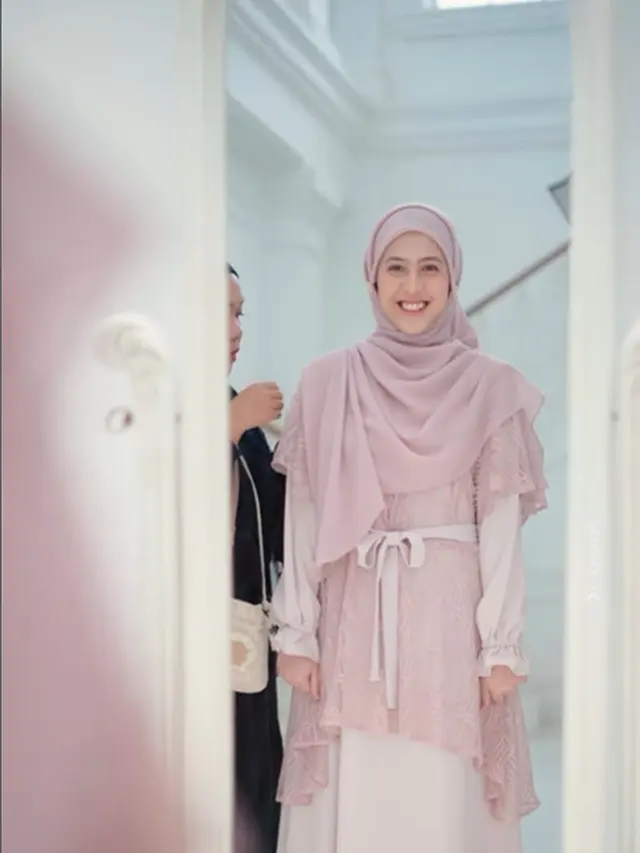 6 Potret Adhisty Zara Jadi Model Baju Lebaran, Pesona Terpancar dalam ...