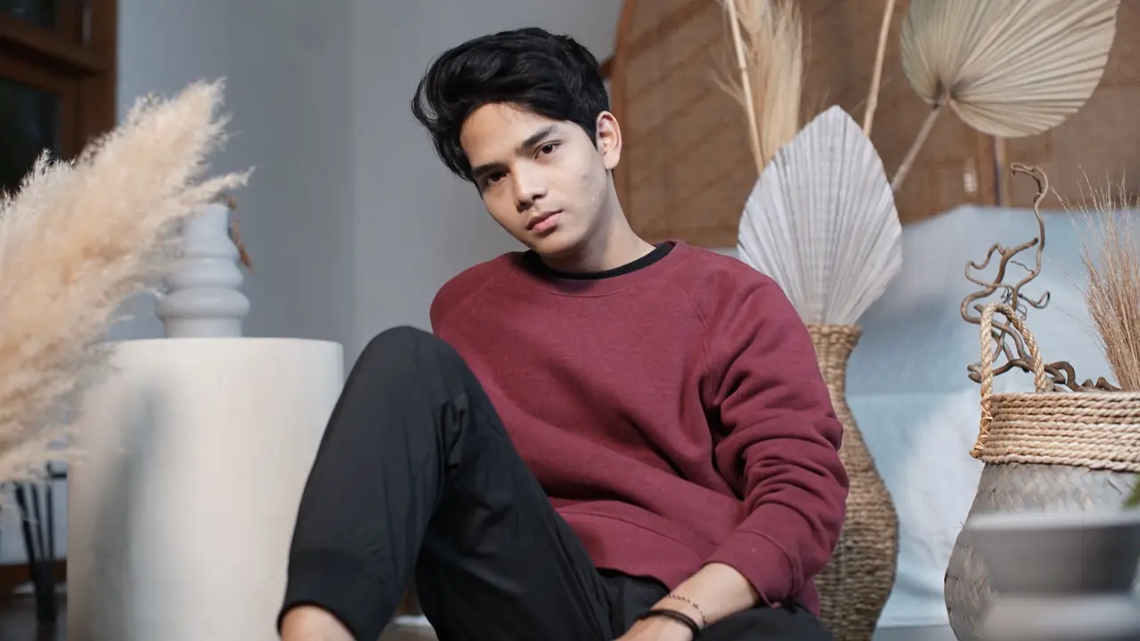 Ray Surajaya Lebih Baik Mengalah dalam Cinta dengan Single Terbarunya ...