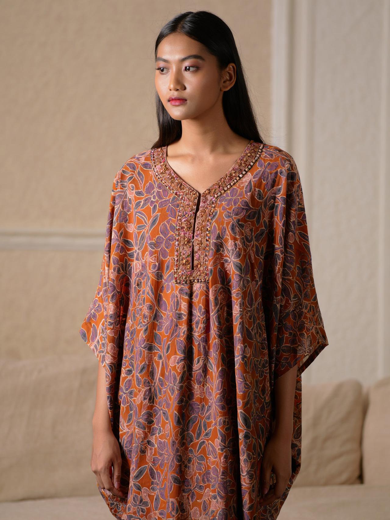 11 Model Baju Batik Wanita Modern 2025, Tetap Modis di Tengah Tren ...