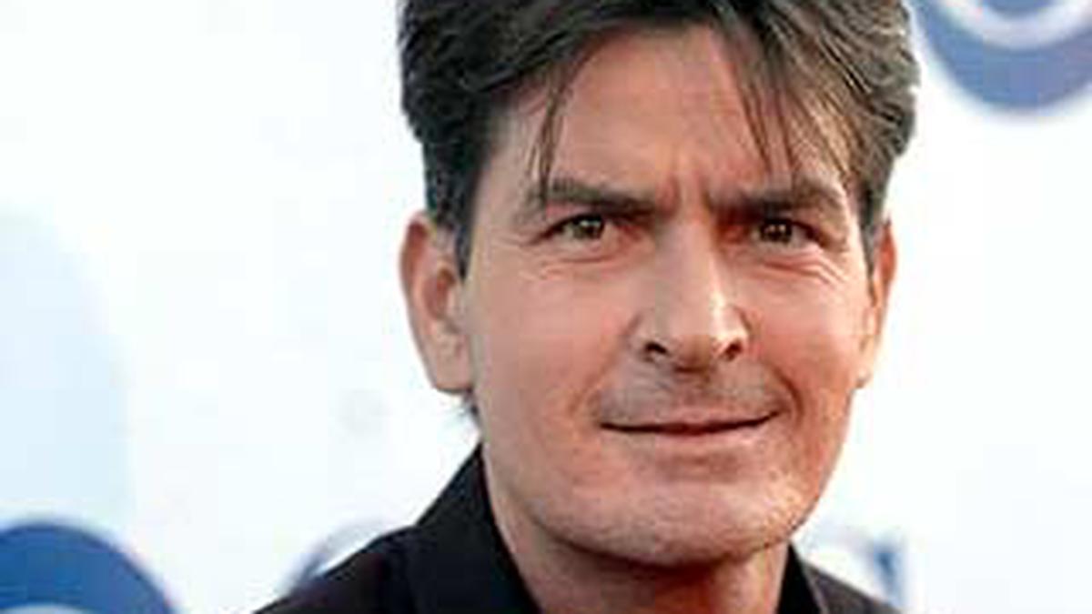 Charlie Sheen Perpanjang Kontrak