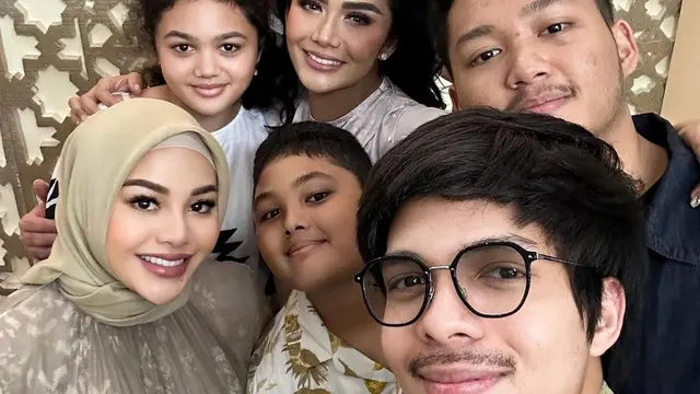 6 Potret Atta Halilintar dan Aurel Buka Puasa Bersama Krisdayanti - Raul Lemos, Izin Pamit ...